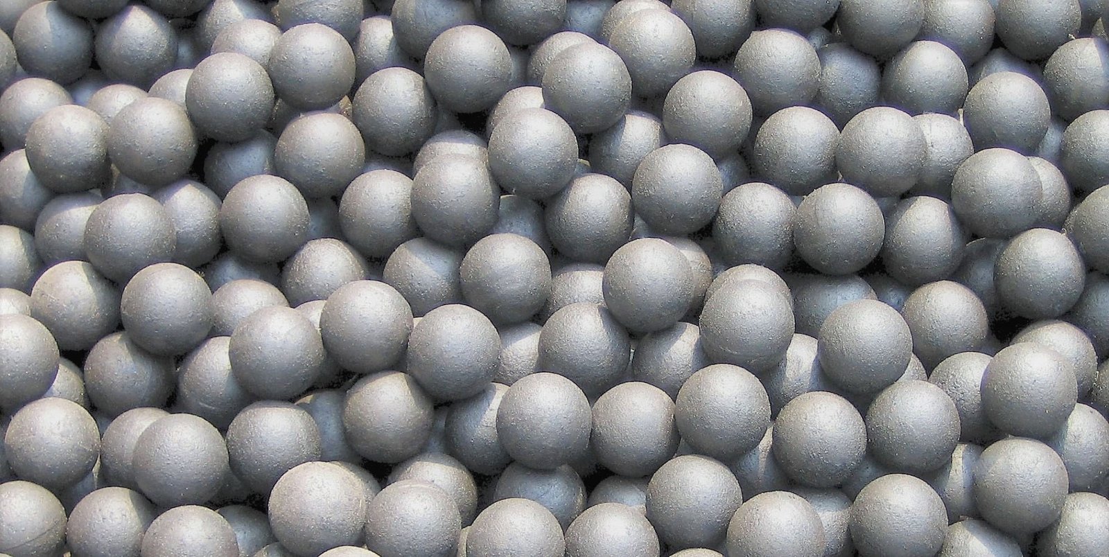 What's inside a ball mill? What types of grinding media are there ...
